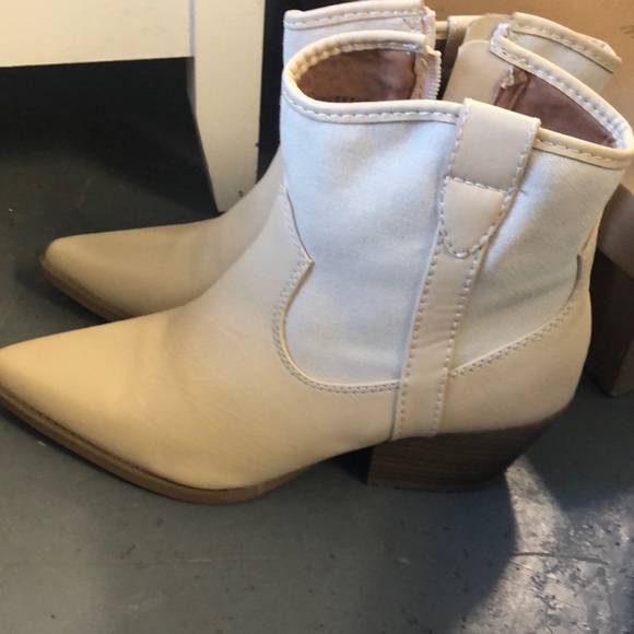Universal Thread | Shoes | Universal Thread Offwhite Kay Boots | Poshmark